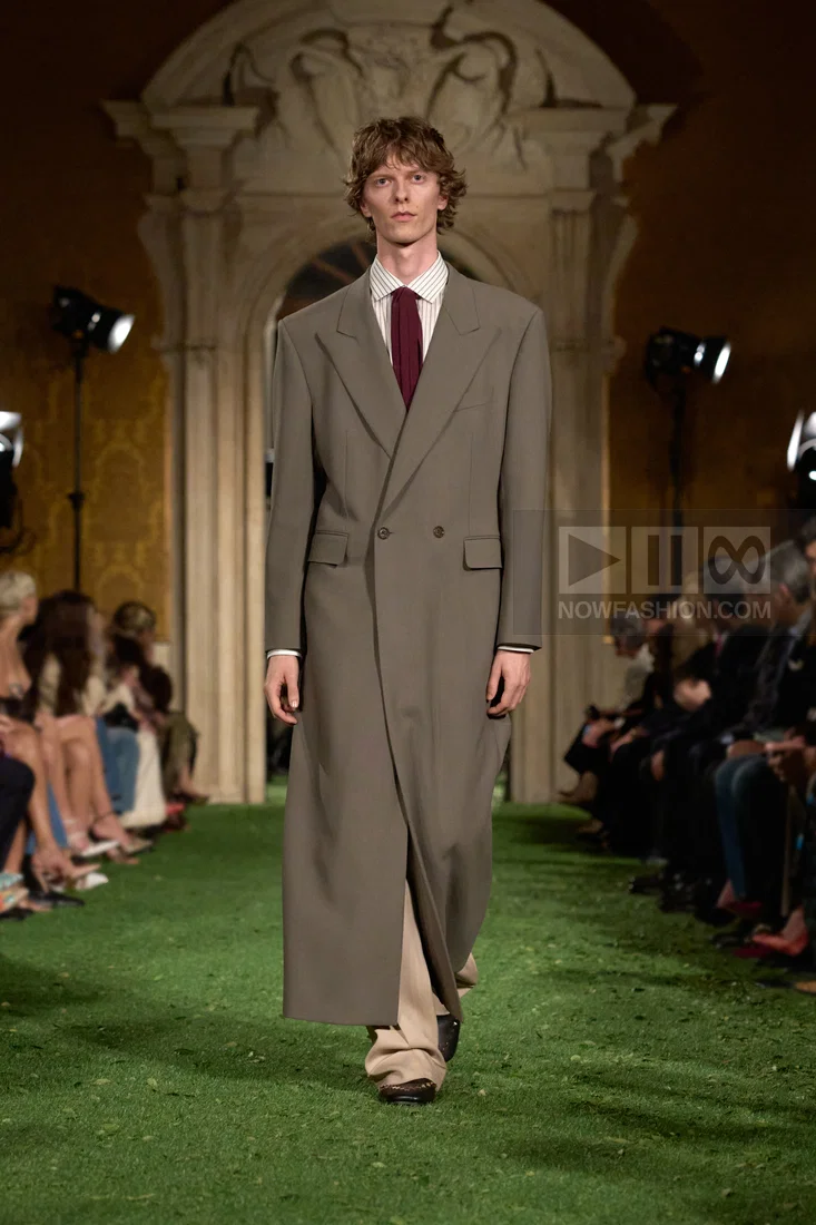 Valentino Paris - Ready To Wear Fall Winter 2026 Runway Photo | NOWFASHION