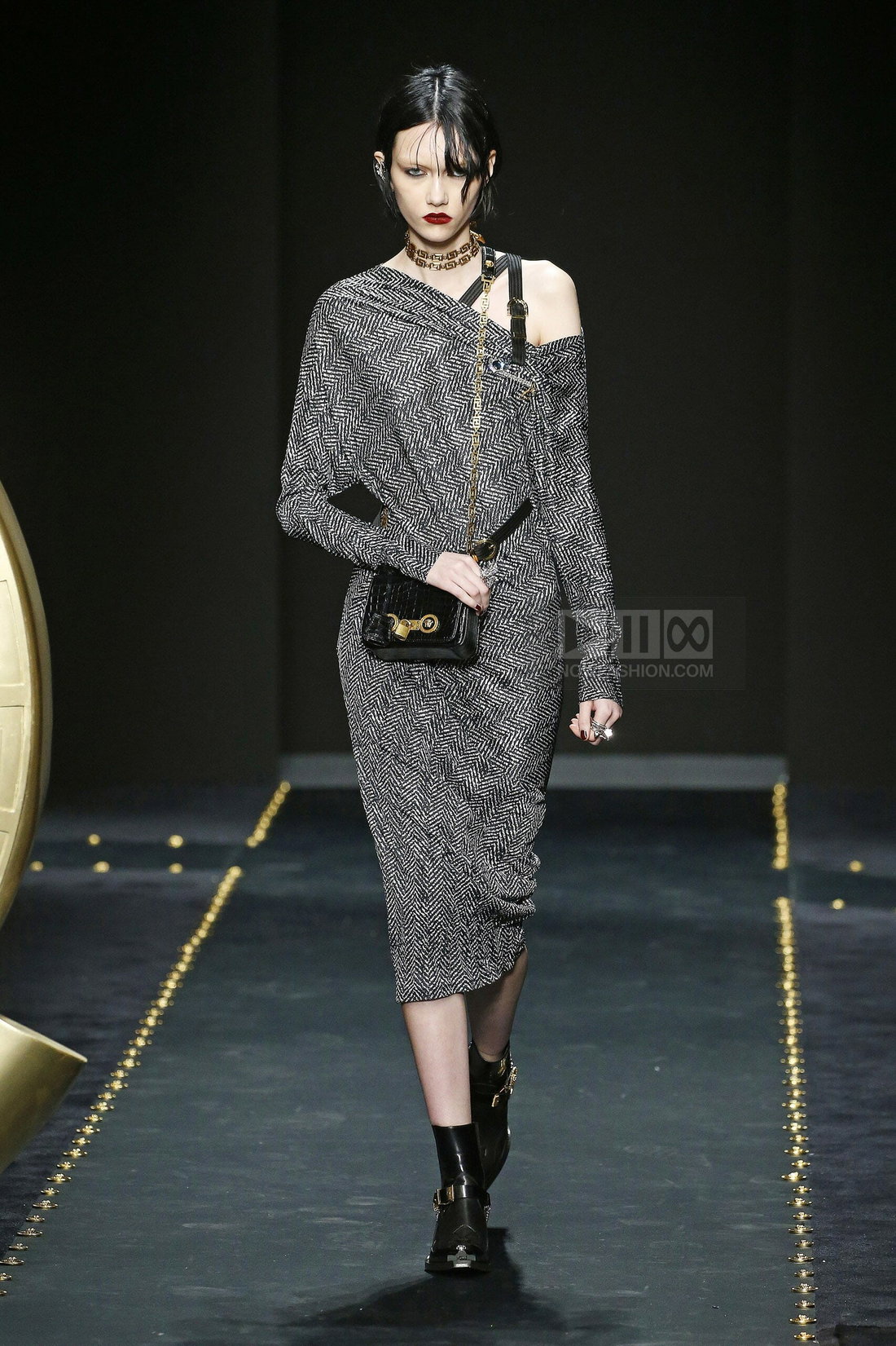 Versace RTW Fall 2019 - Image 15 - NOWFASHION