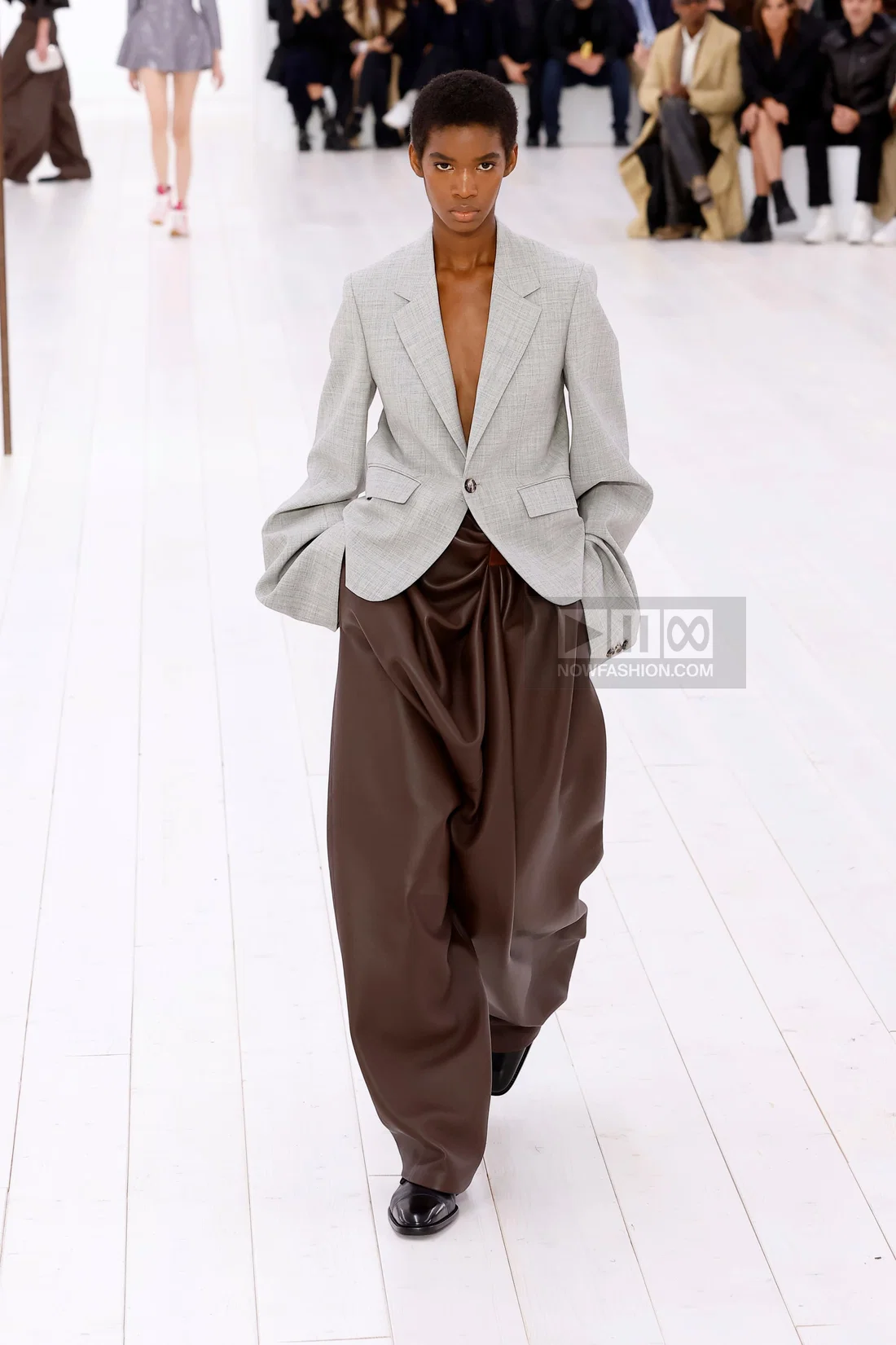 Loewe RTW Spring 2025 - Image 06 - NOWFASHION