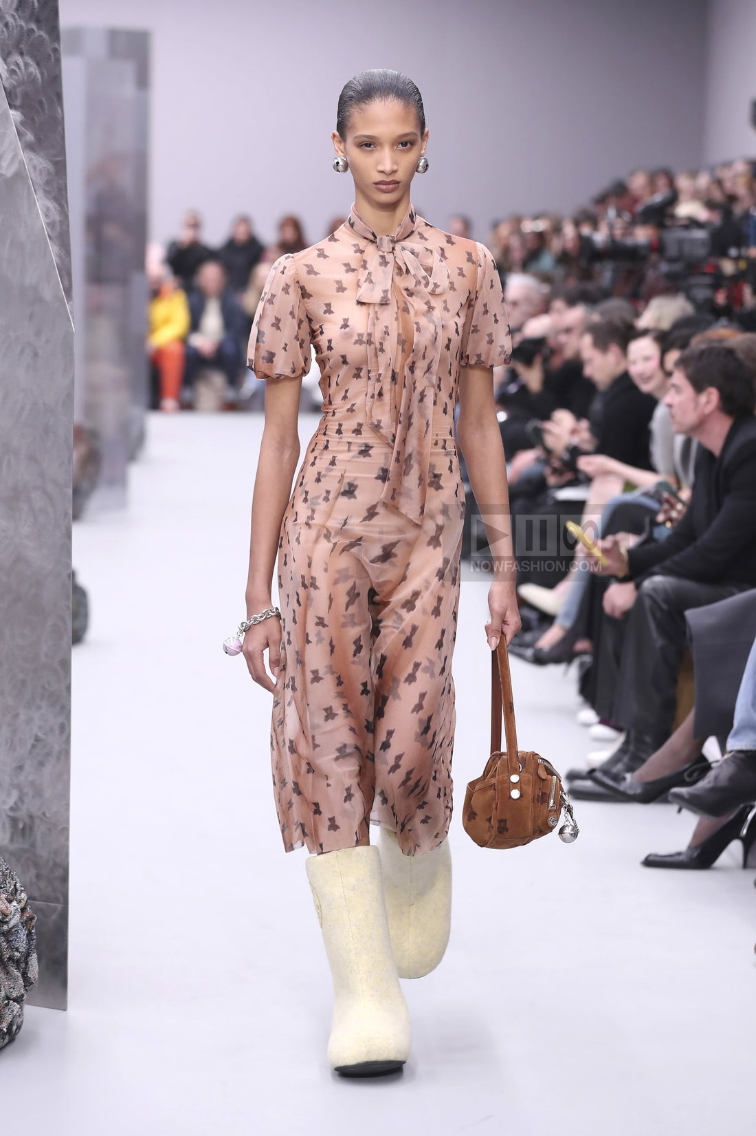 Acne Studios RTW Fall 2025 - Image 02 - NOWFASHION