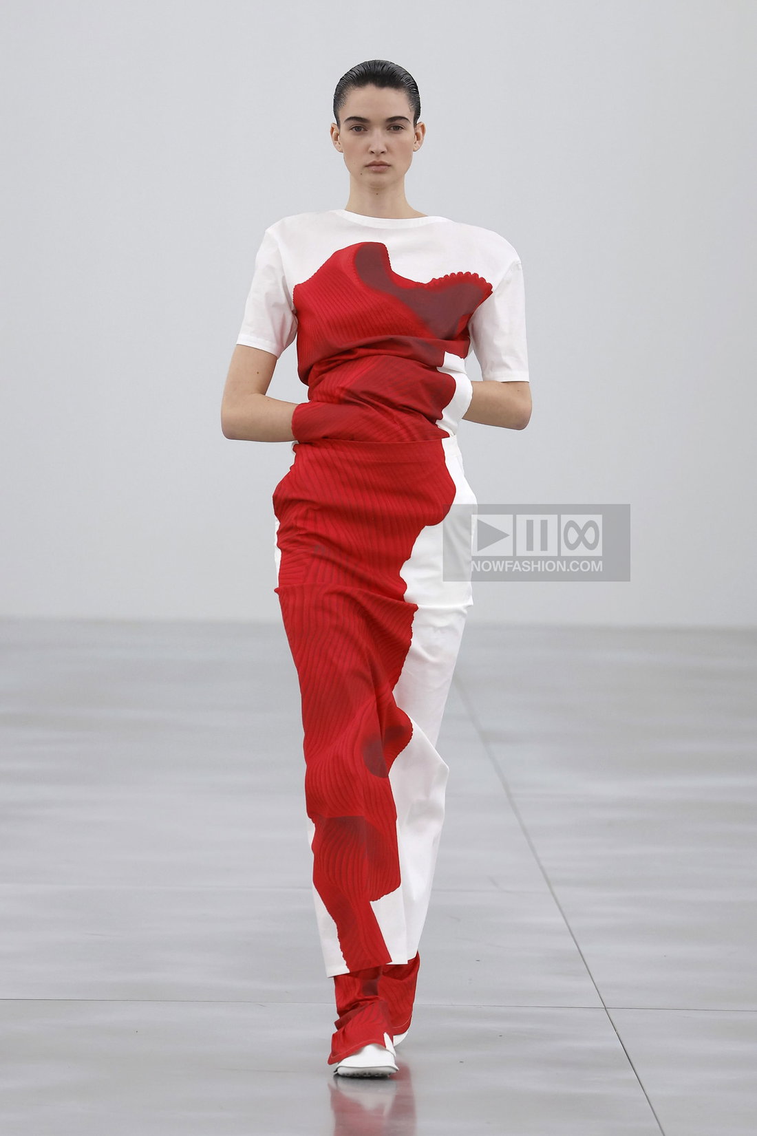 Issey Miyake RTW Fall 2025 Image 01 NOWFASHION Issey Miyake RTW Fall 2025 Image 01 NOWFASHION